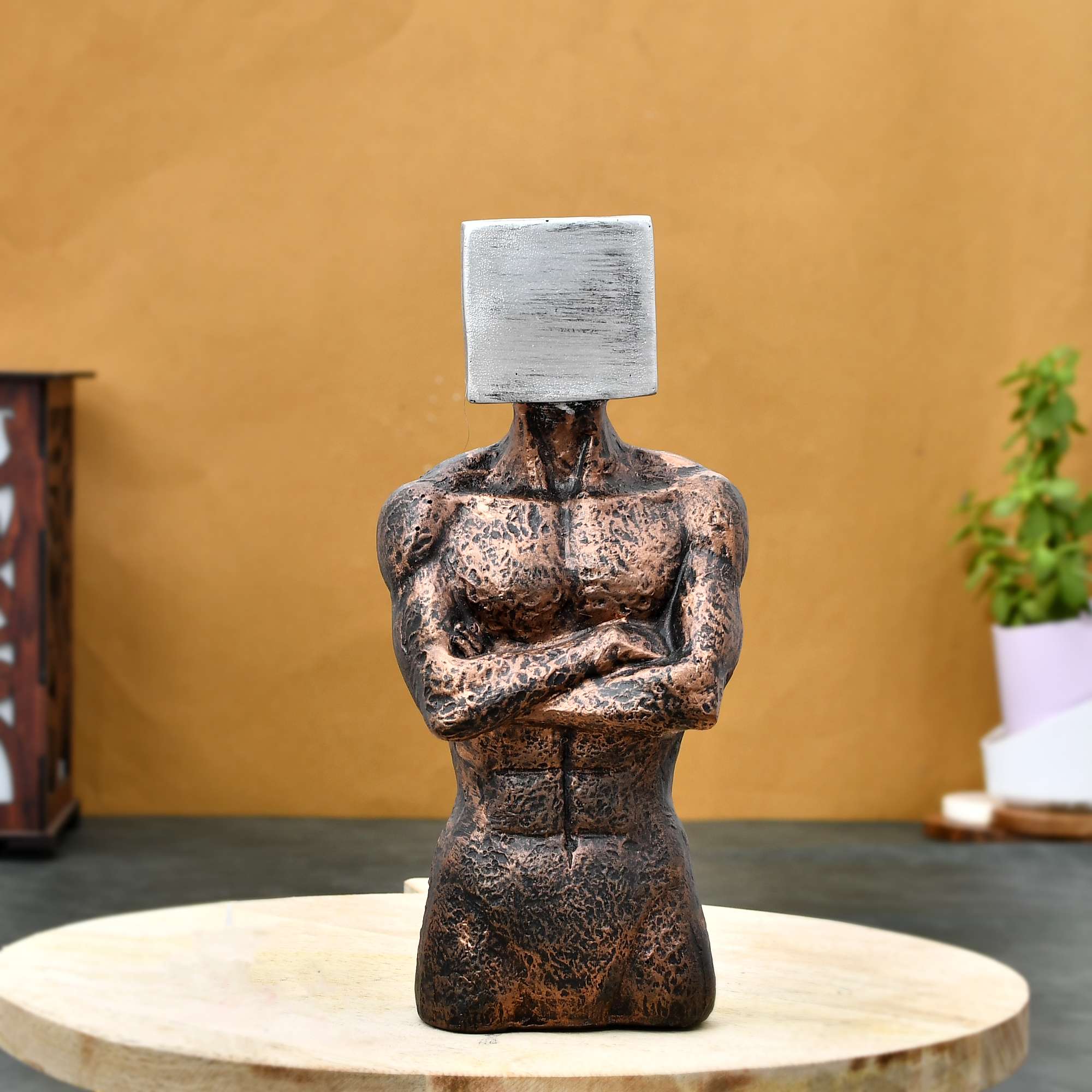 Resin Modern Art Men Statue – Saumic Craft Gallery